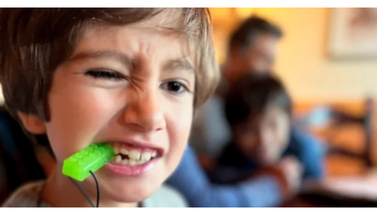 Sensoriska tugghjälpmedel, tugghalsband, tuggsmycken & Z-vibe - Komplett guide för föräldrar